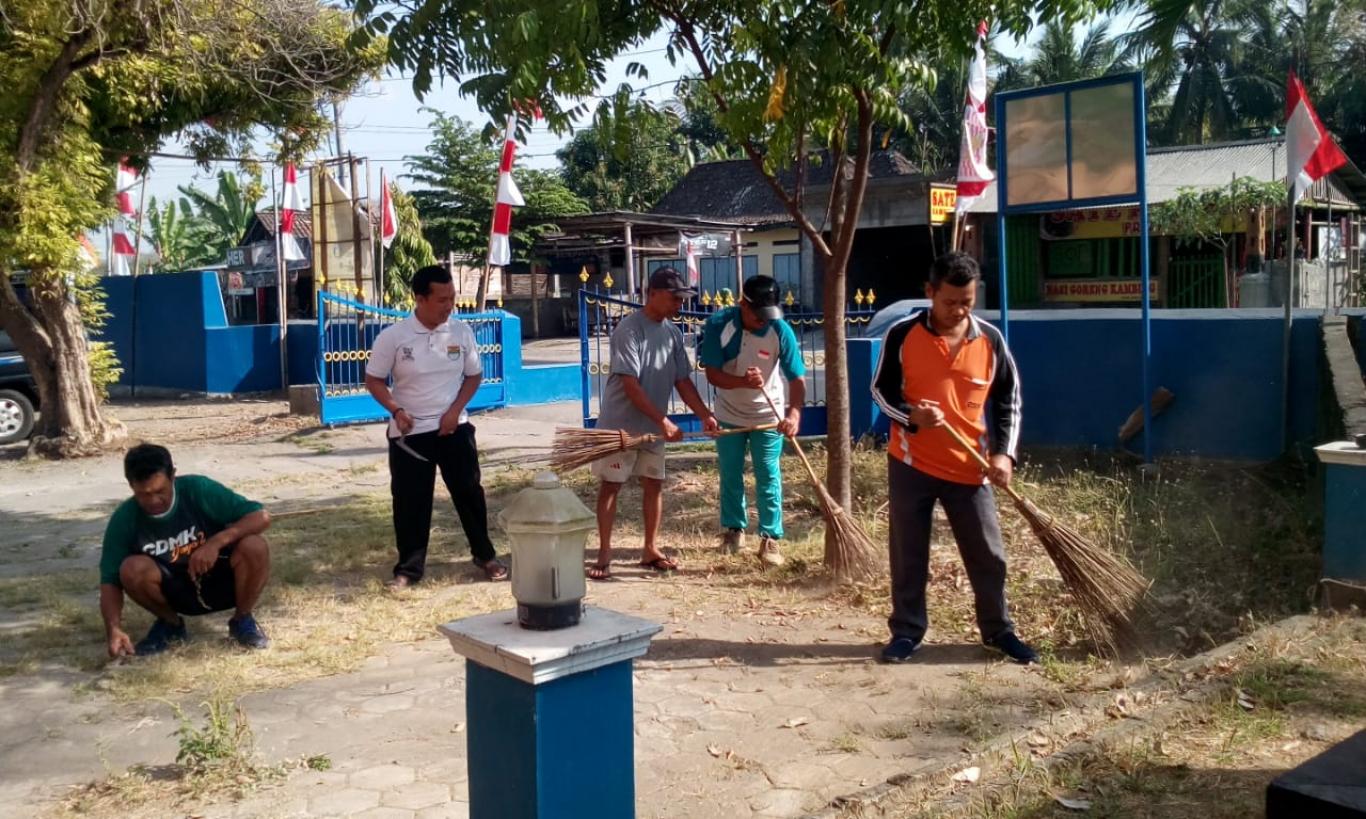 Pamong Desa Gotong-Royong Bersihkan Kantor Lurah Desa Sendasngsari ...